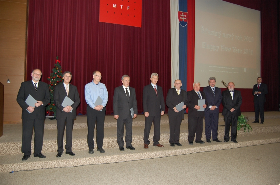 Novoročné stretnutie zamestnancov MTF STU - Materiálovotechnologická ...